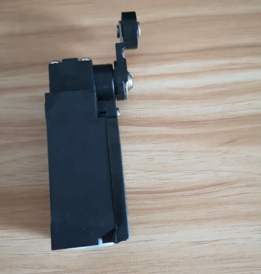 Original Omron Safety Limit Switch D4na-4122 D4na-412g D4na-4132 Roller Lever 17.5 Dia. X 6.8 ...