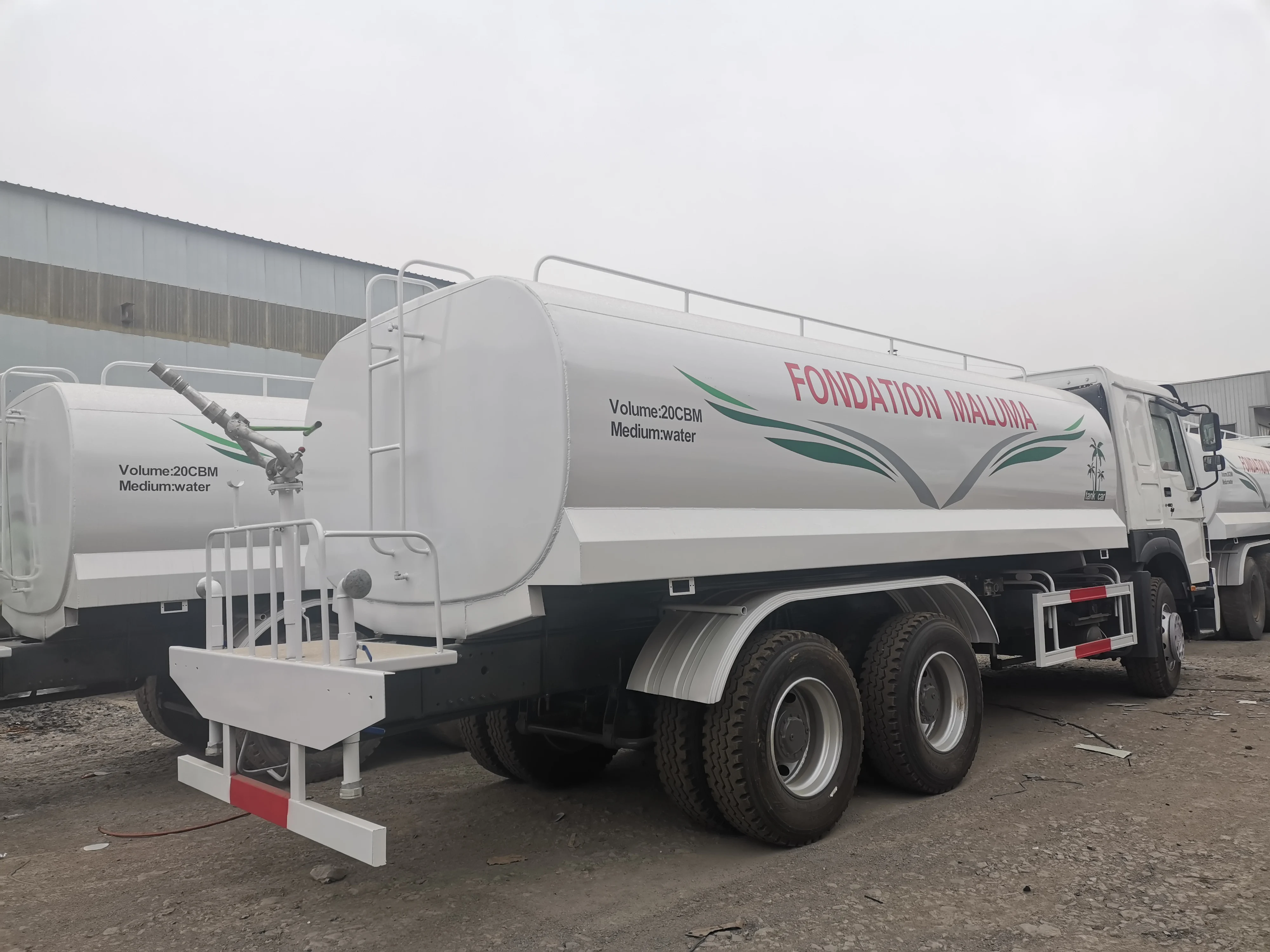 Sinotruck Price Drinking Water Tank Trucks Howo 6x4 8X4 20000liter ...