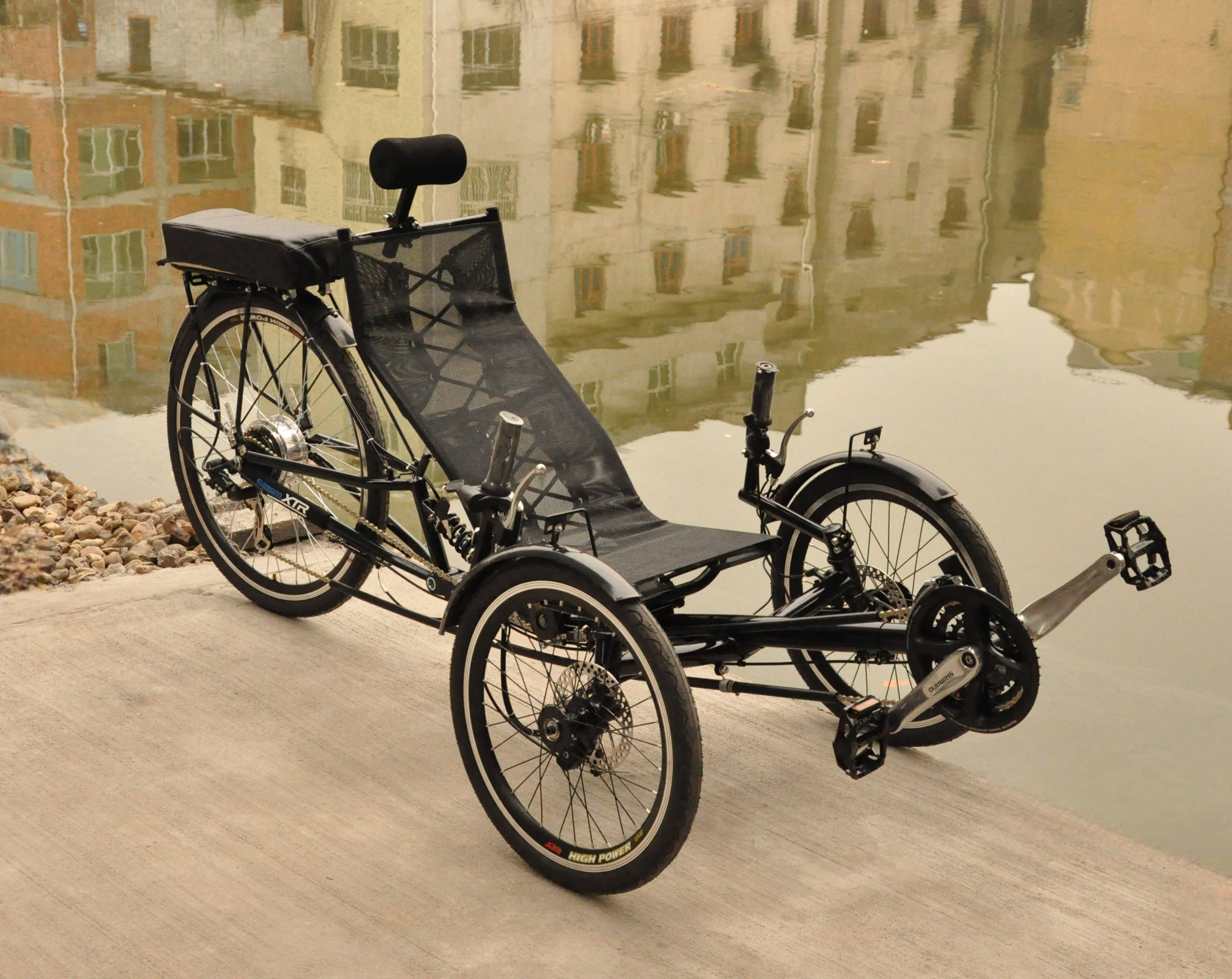 Three-wheeled Recliner 26-Inch Tricycle - Foldable & Cushioned