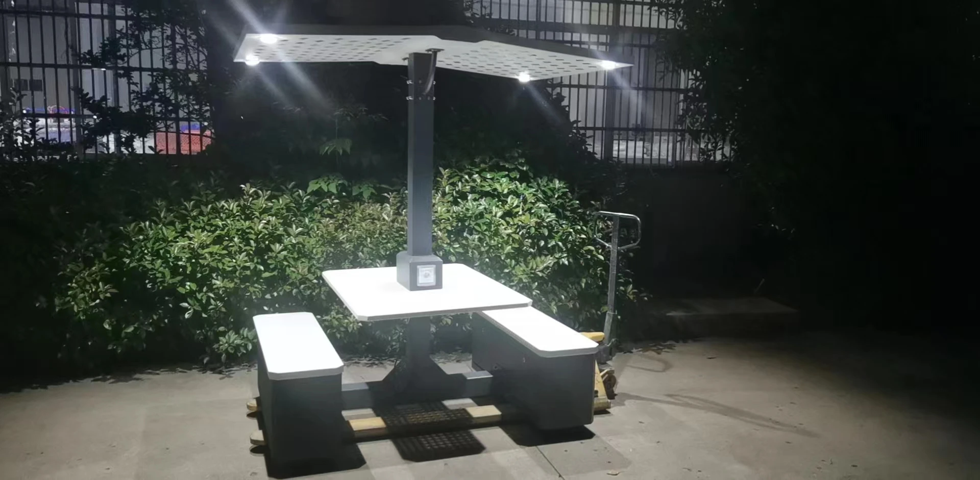 Contemporary Outdoor Garden Bench Solar Intelligent Energy-saving Bench ...