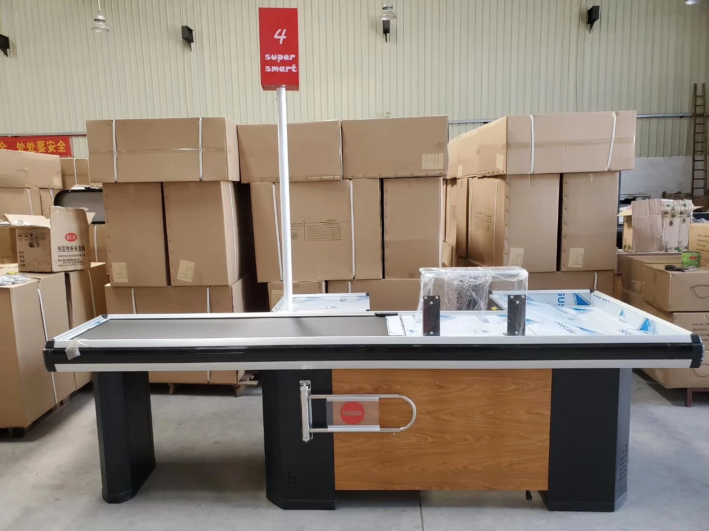 Supermarket Cashier Counter with Conveyor Belt - Efficient Checkout