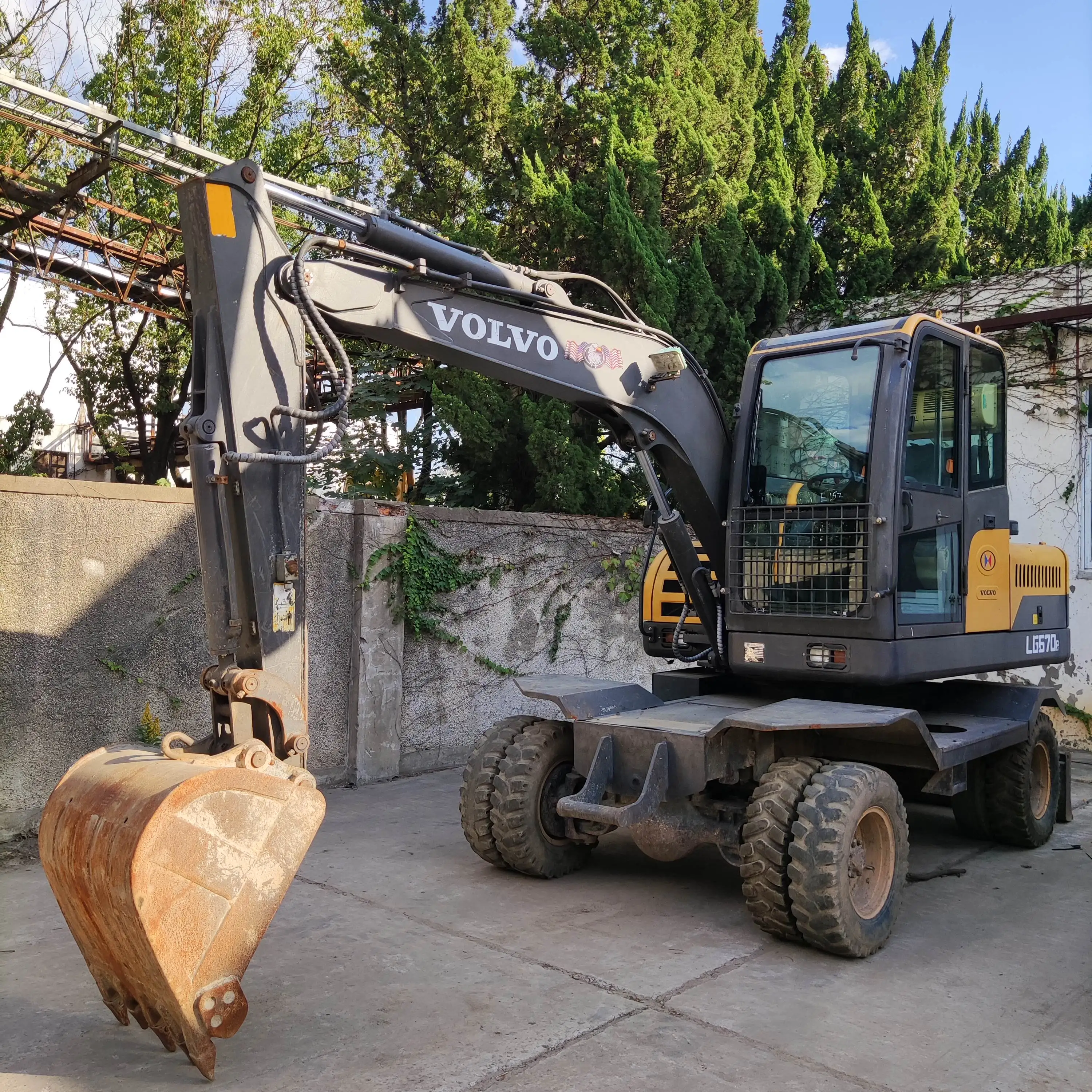Used Volvo Wheel Excavator LG670 - 6 TON with Good Condition