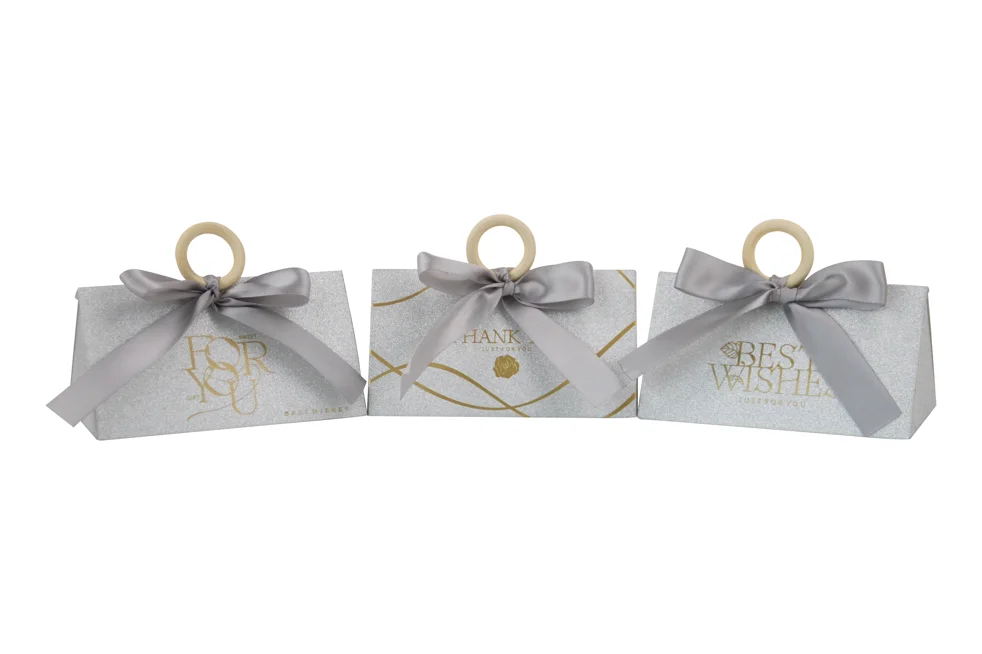 Luxury Triangle Candy Paper Boxes With Ribbon and Ring Chocolate Favour ...