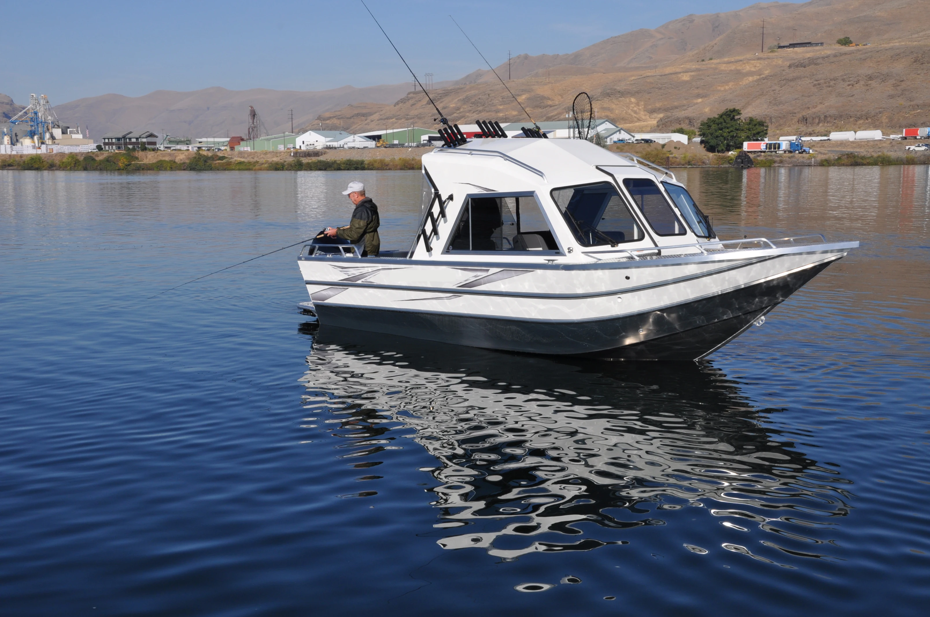 22ft High Speed Jet Boat with Closed Cabin - Aluminum Fishing Boat