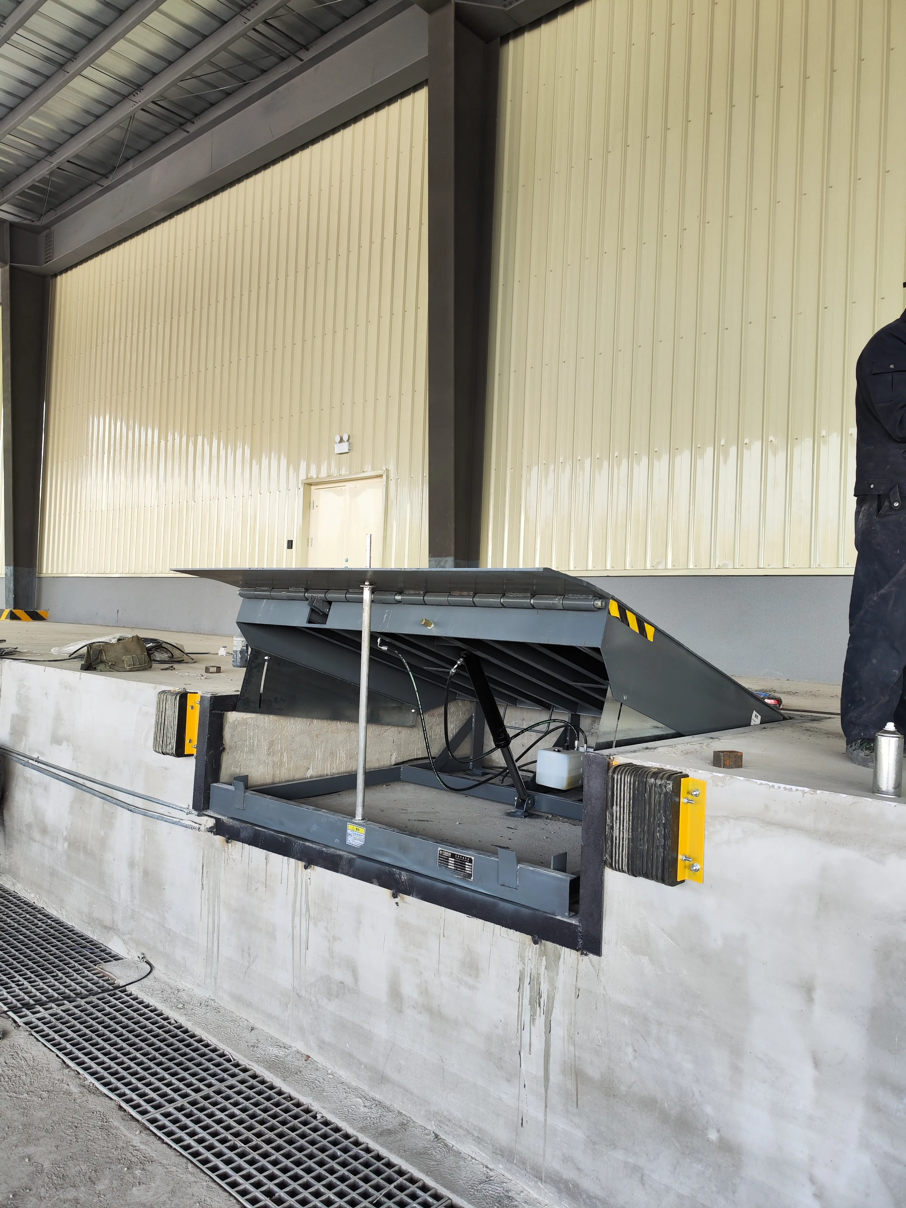 Fixed Boarding Bridge Embedded in Platform 2T 3T 4T Truck Hydraulic ...