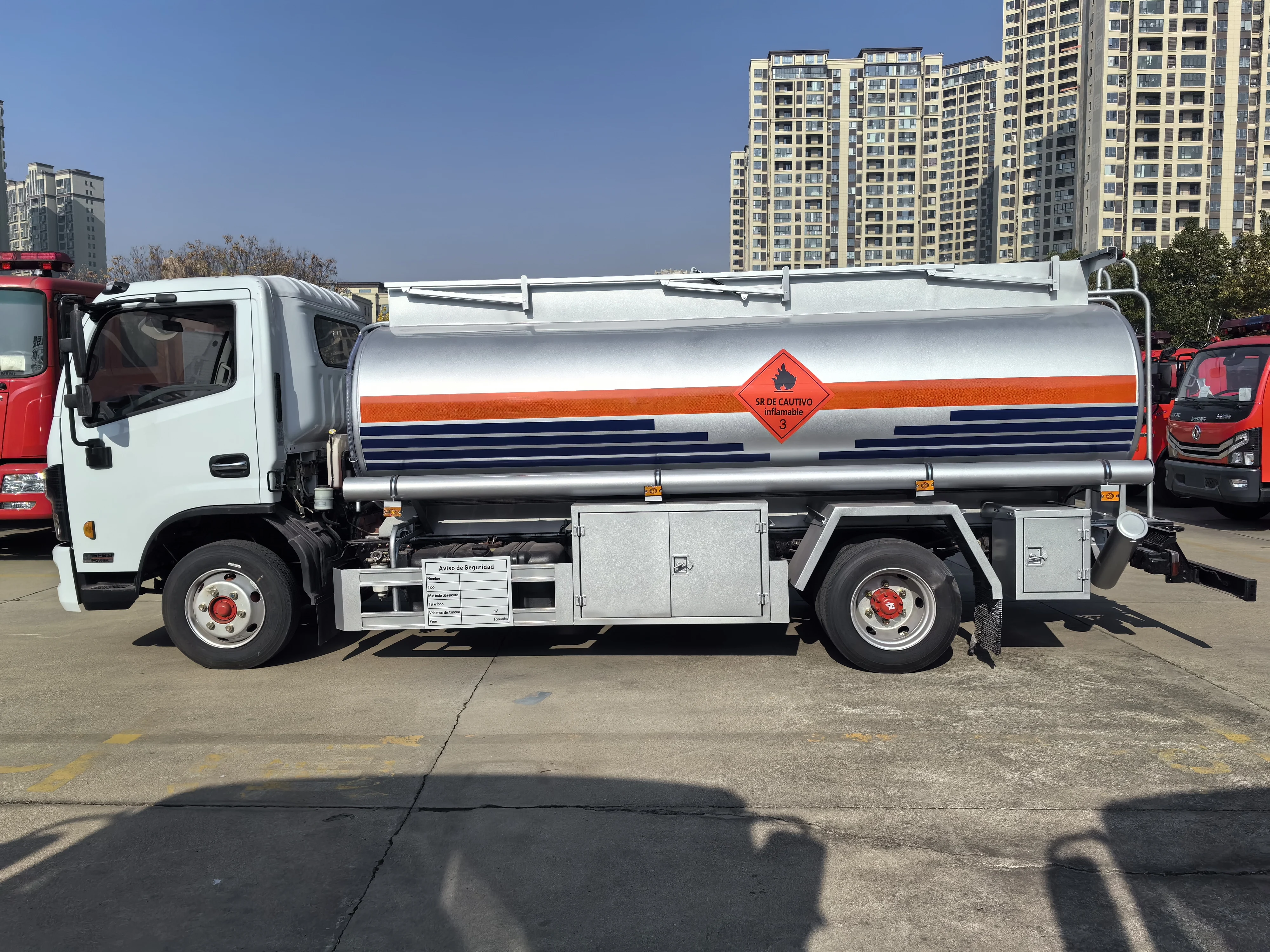 Dongfeng Kingrun 4x2 8000L Fuel Tank Truck - Efficient Transport