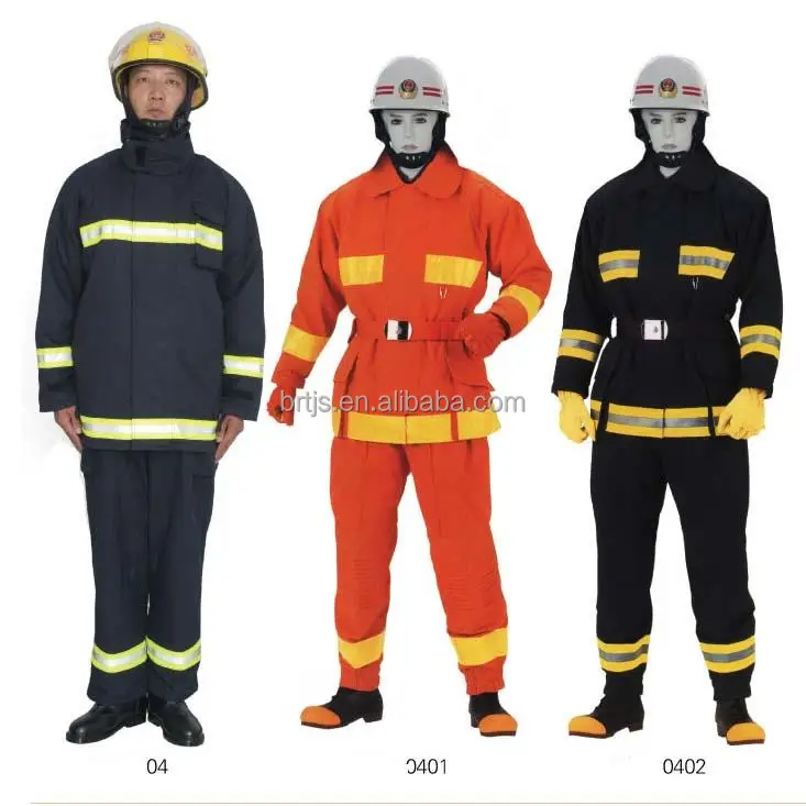 Los bomberos lucha contra el fuego vestido equipos de lucha contra ...