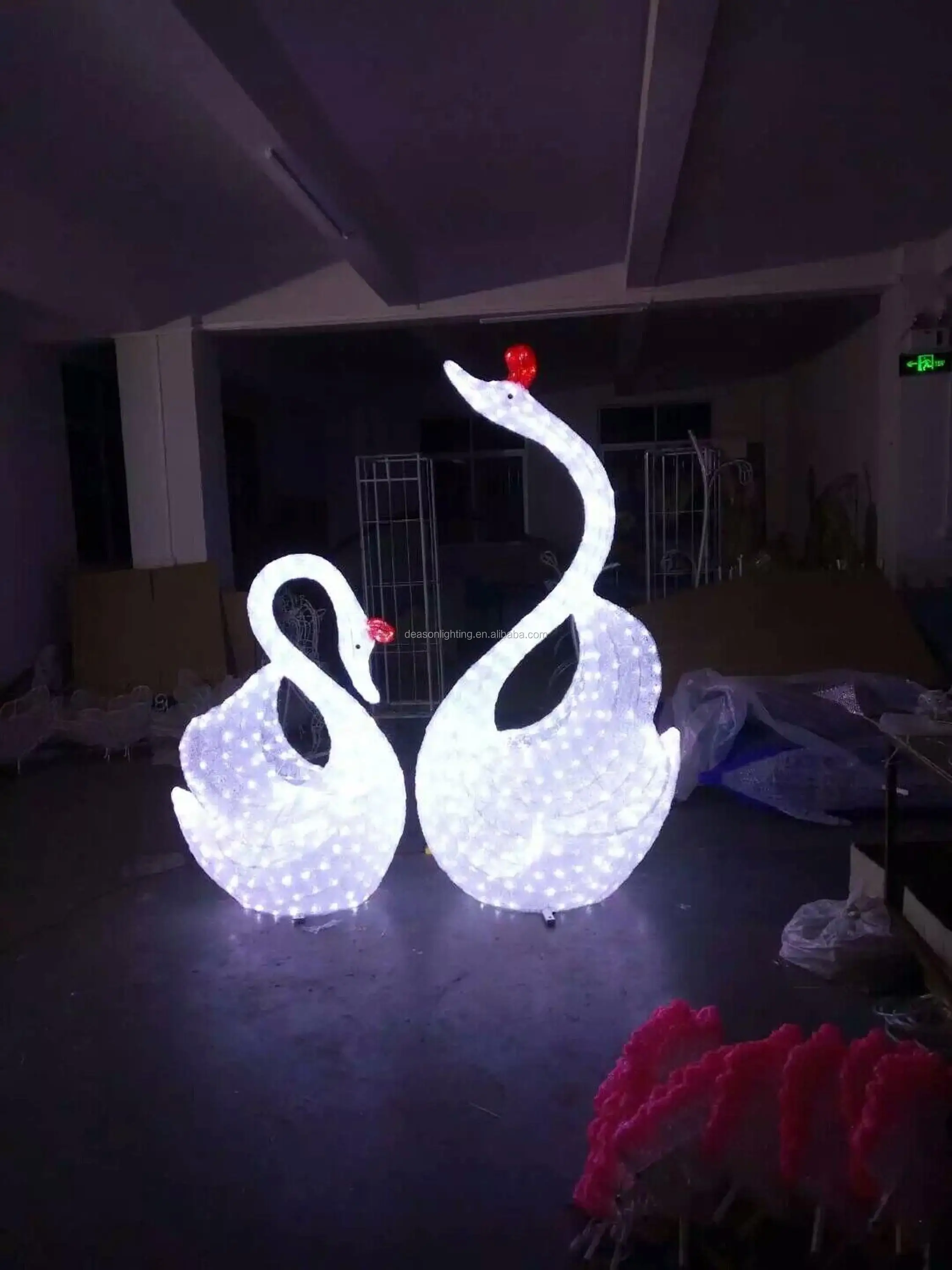 Lighted Swan for Outdoor Decoration - 50000 Hours Lifespan