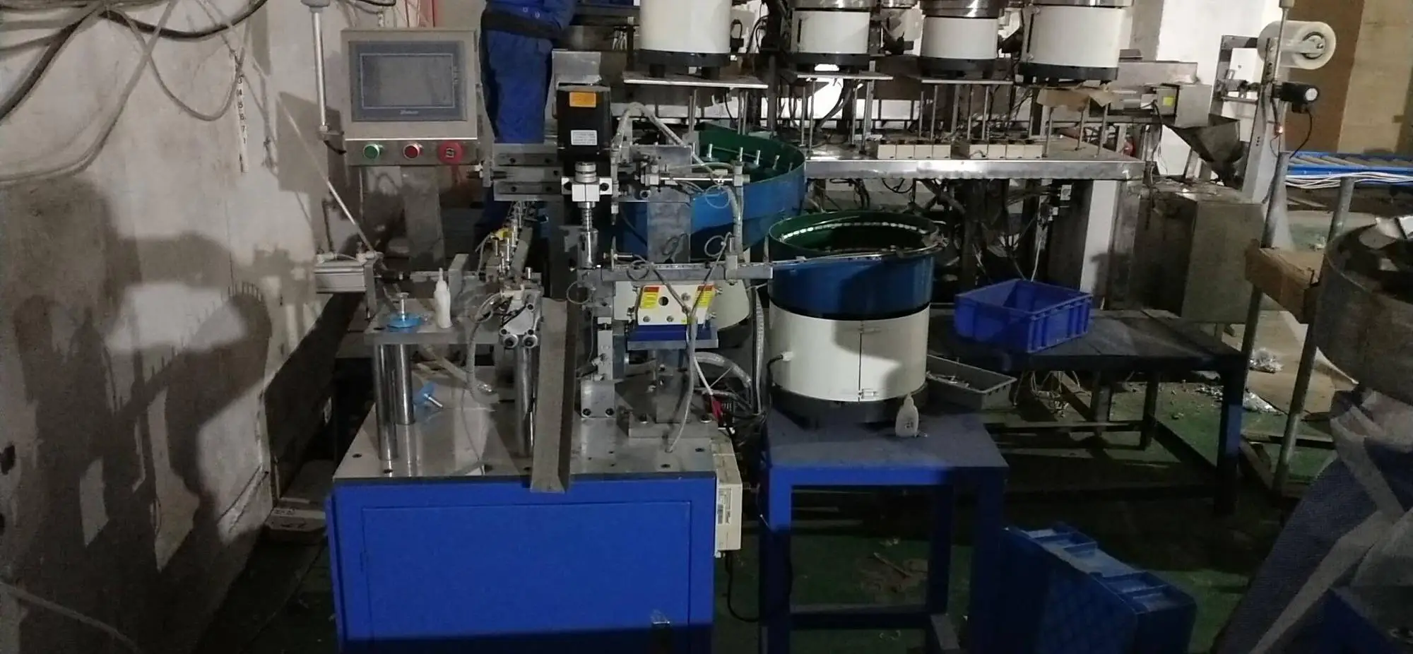 Screw Inserting Assembly Machine Into Mounting For Bracket Of Textile ...