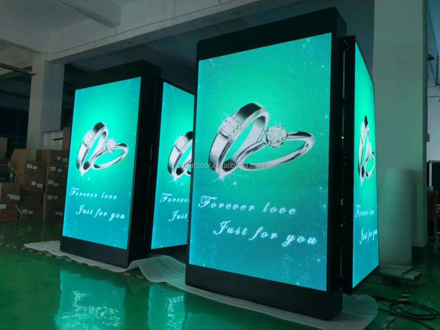 768*1408 P4 Roadside Full Color LED Pole Signs for Outdoor Advertising