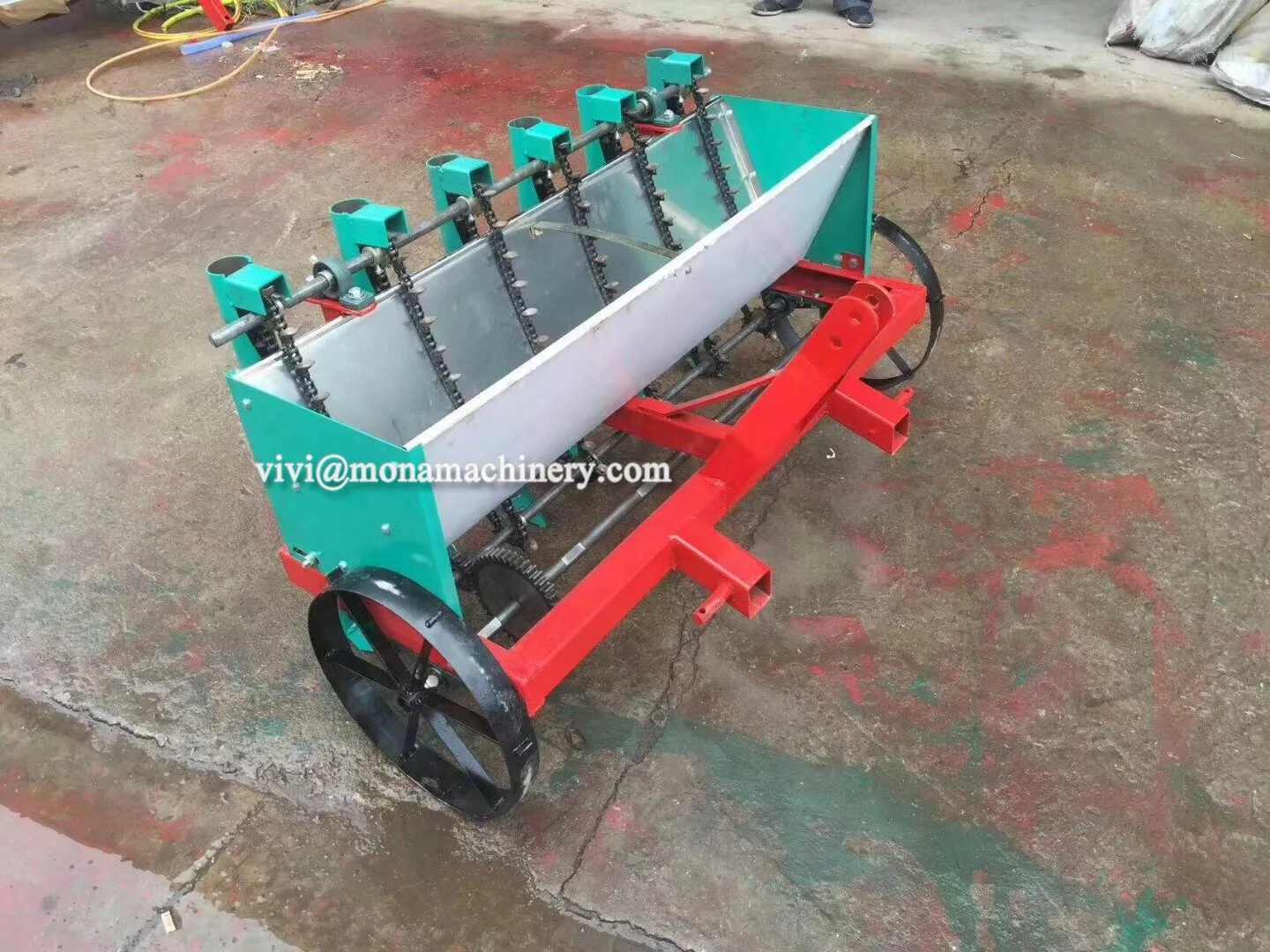 6 Lines Self-Walking Garlic Planting Machine - MONA Garlic Seeder