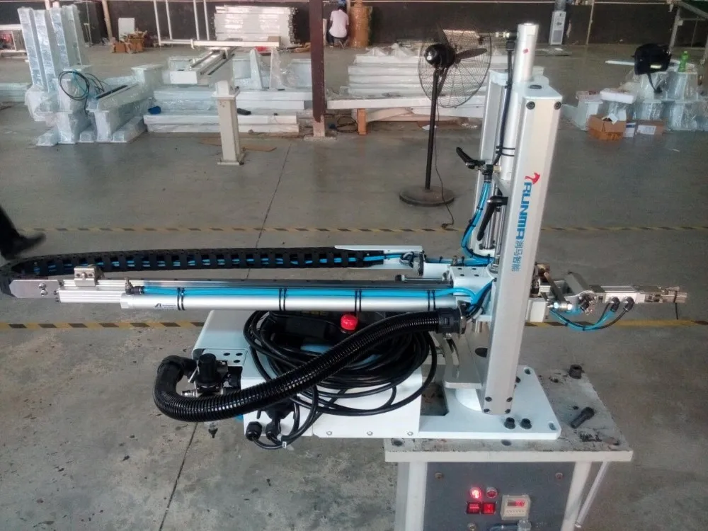 Plastic Vertical Mini Injection Molding Machine Robot Arm - Buy ...