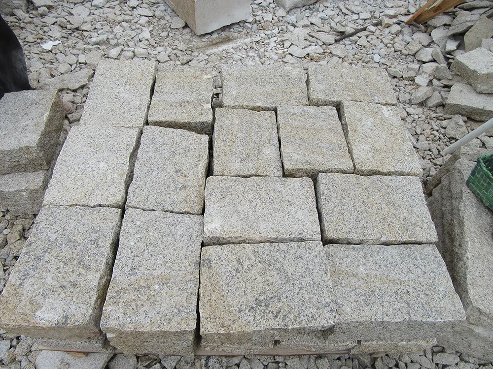 China Rustic G682 Yellow Granite Cobble Stone for Driveway Paving