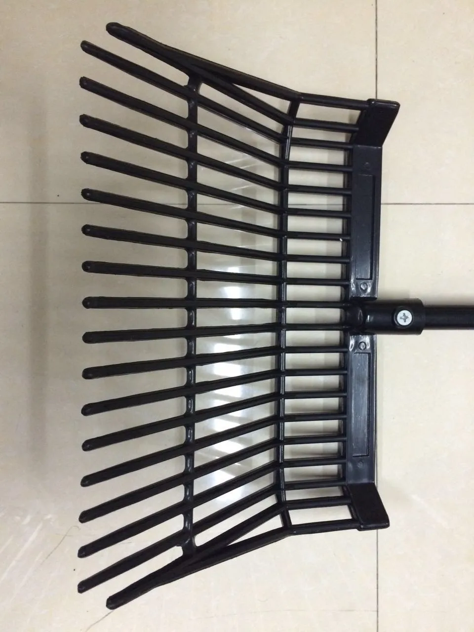 Nl923 Hot Sales New Type Plastic Stall Forks,Plastic Hay Pitchforks ...