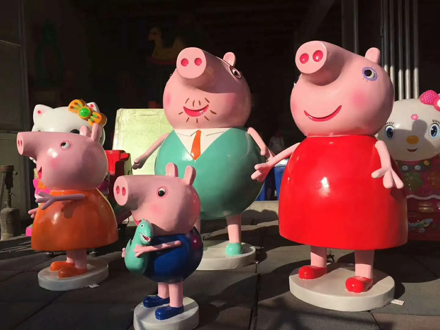 Life-size Cartoon Pig Statue Fiberglass Animal Pig Sculpture In Garden ...