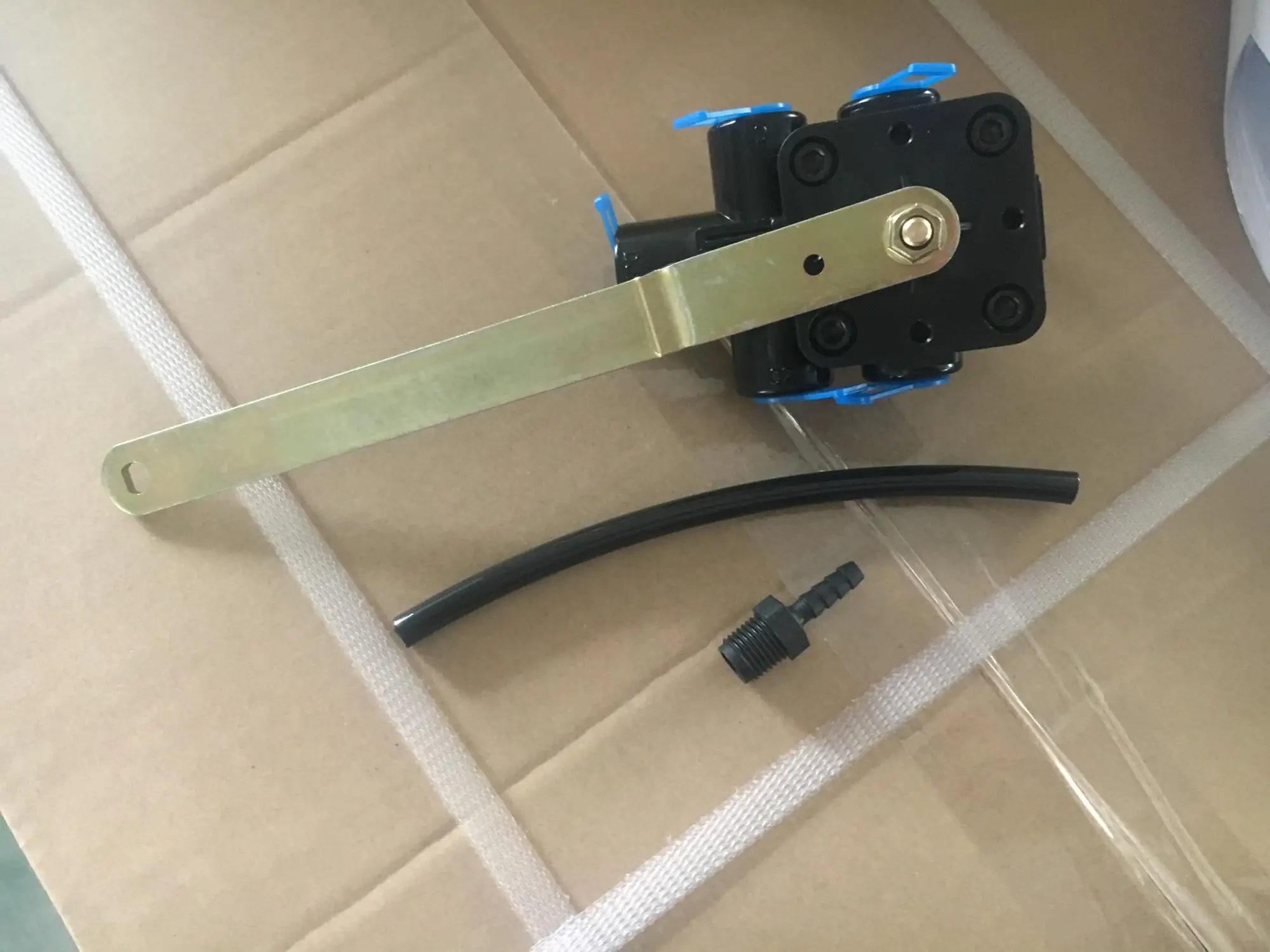 High Quality Cheap Truck Parts Leveling Valve 52341-q135 - Buy Leveling ...