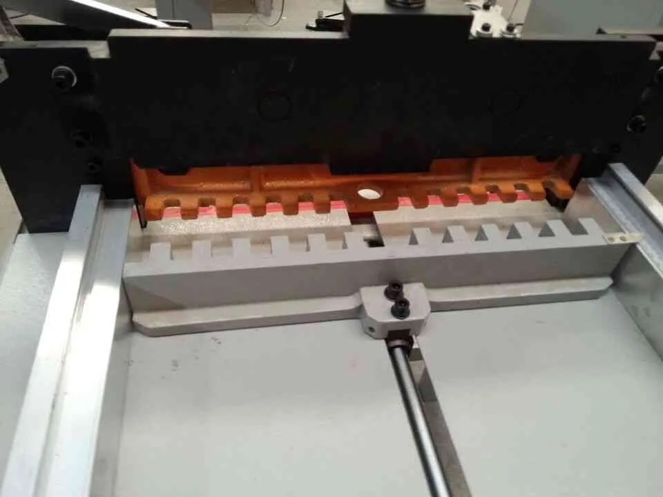 ZOMAGTC Manual Fabric Cutting Guillotine - 430mm Max Width, 60mm ...