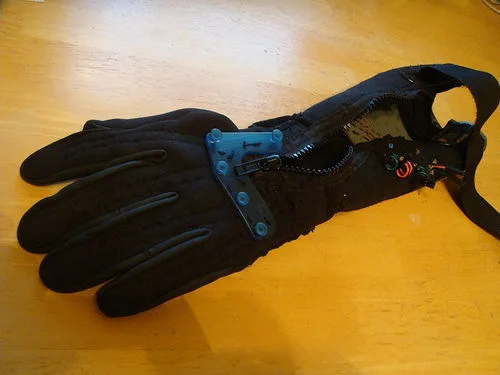 Custom High Tech VR Sensor Gloves - Comfortable Haptic Virtual Reality ...