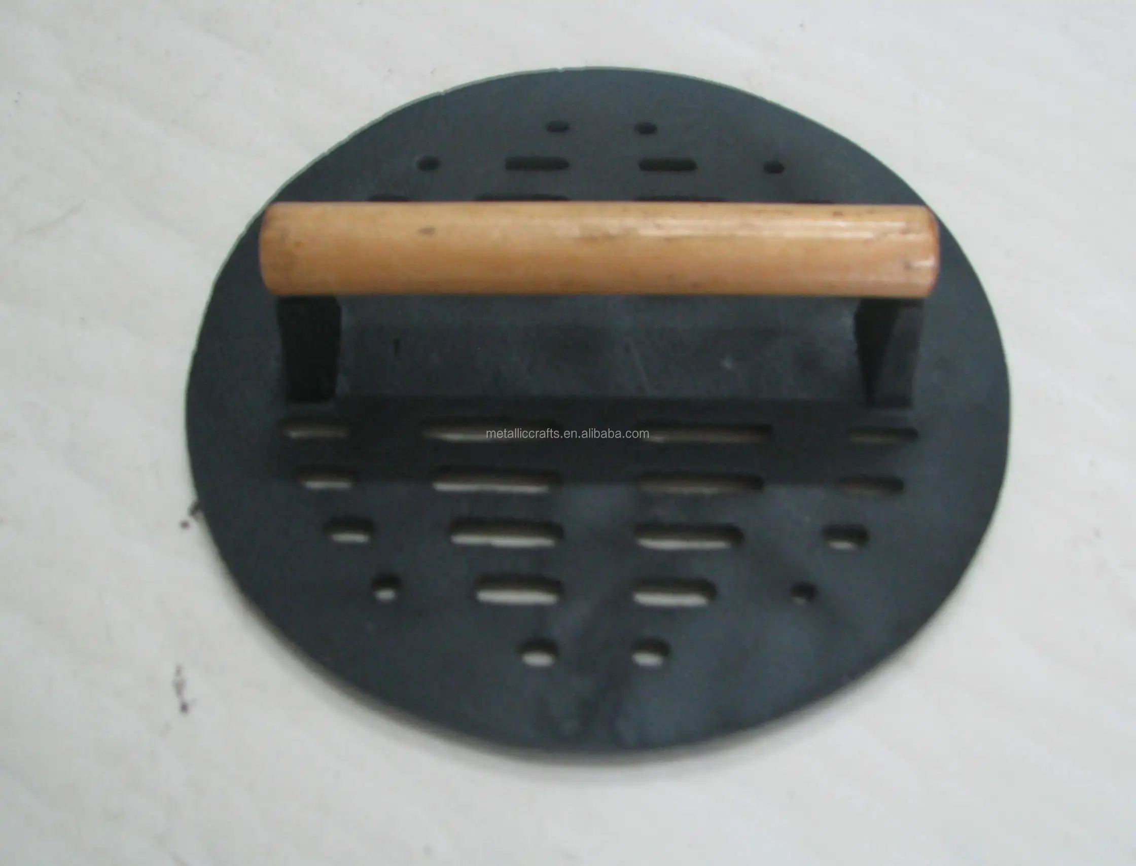 Cast Iron Pre-sesoned Round Bacon Press With Wooden Handle - Buy Cast ...