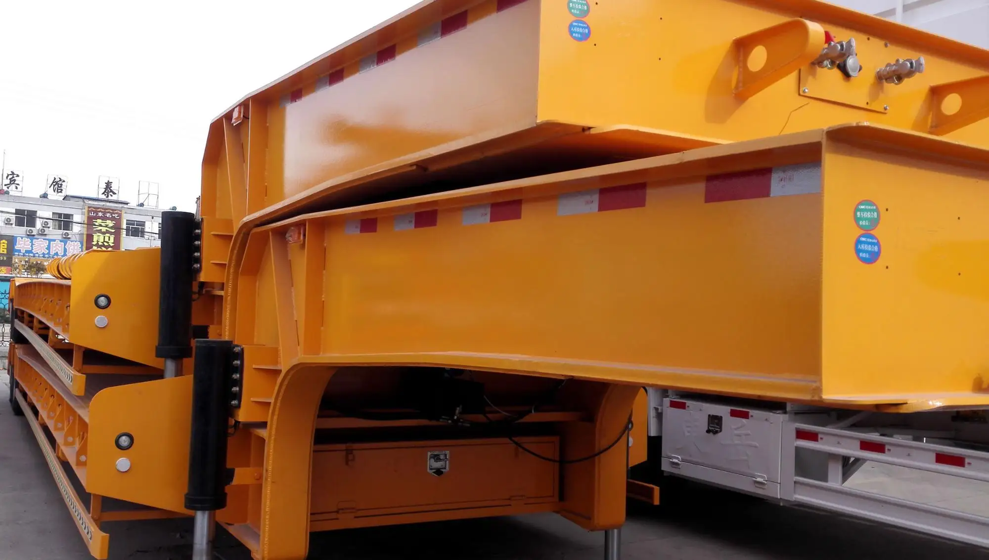 Hydraulic Ramp 2 Axle Lowboy Low Bed Semi Trailer in China