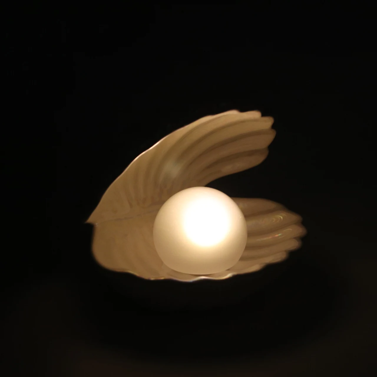 Metallic Ceramic Clam Light - Stylish & Durable Lamp
