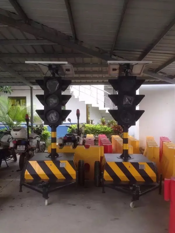 Wheeled Solar Wireless Traffic Trolley Signal Lights - Buy Solar Lights ...