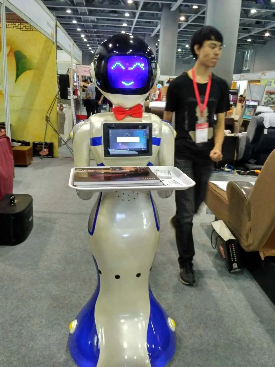 New Design Restaurant Food Delivery Humanoid Service Robot