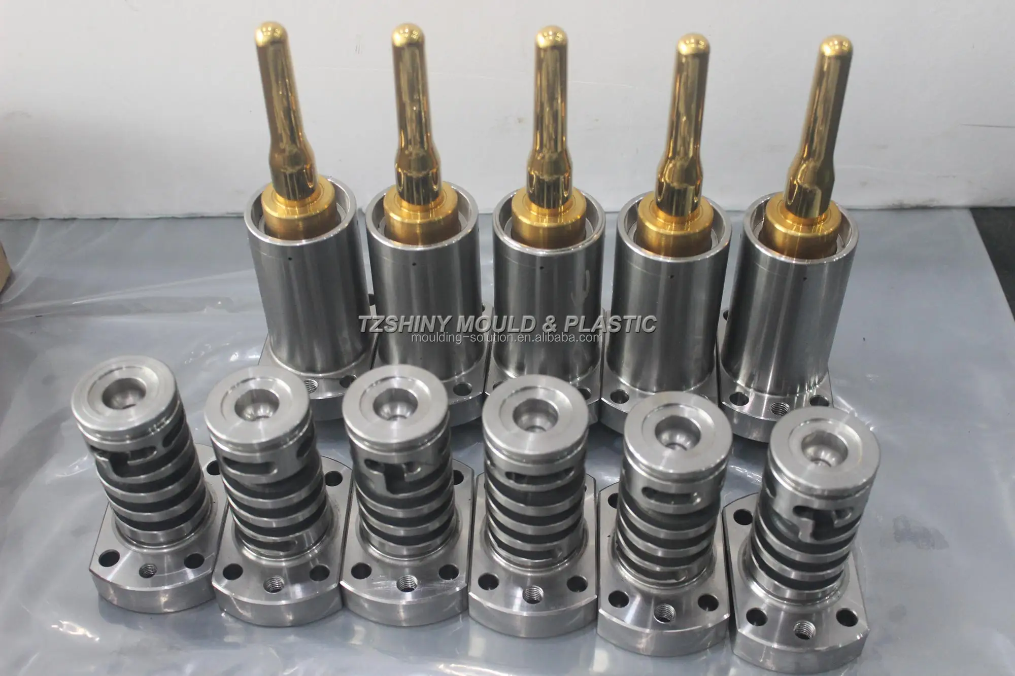 48 Cavities Piece 28/410 24/410 Valve Gate Shut Off Hot Runner PET ...