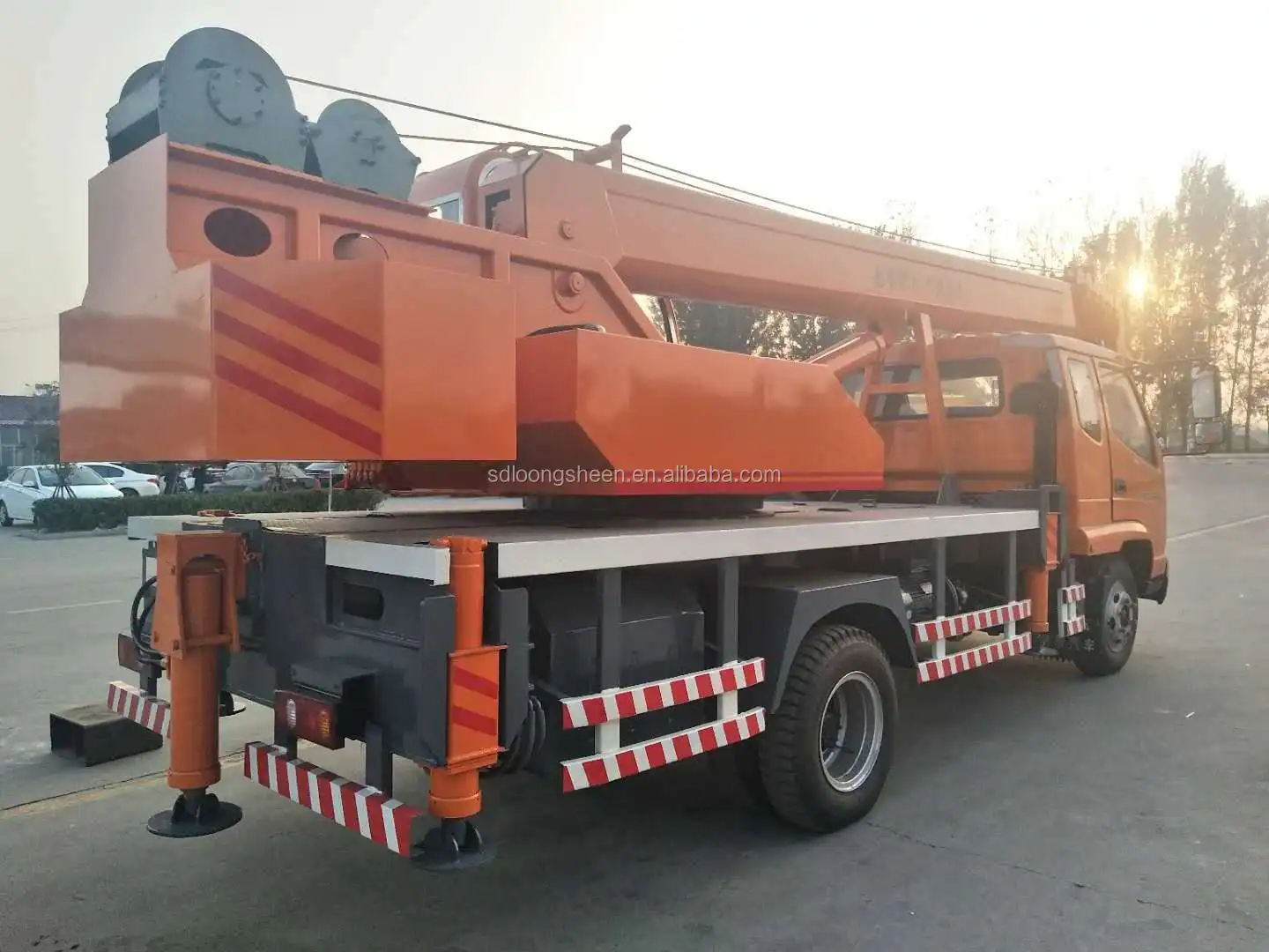8 Ton Hydraulic Lifting Crane - Durable & Versatile
