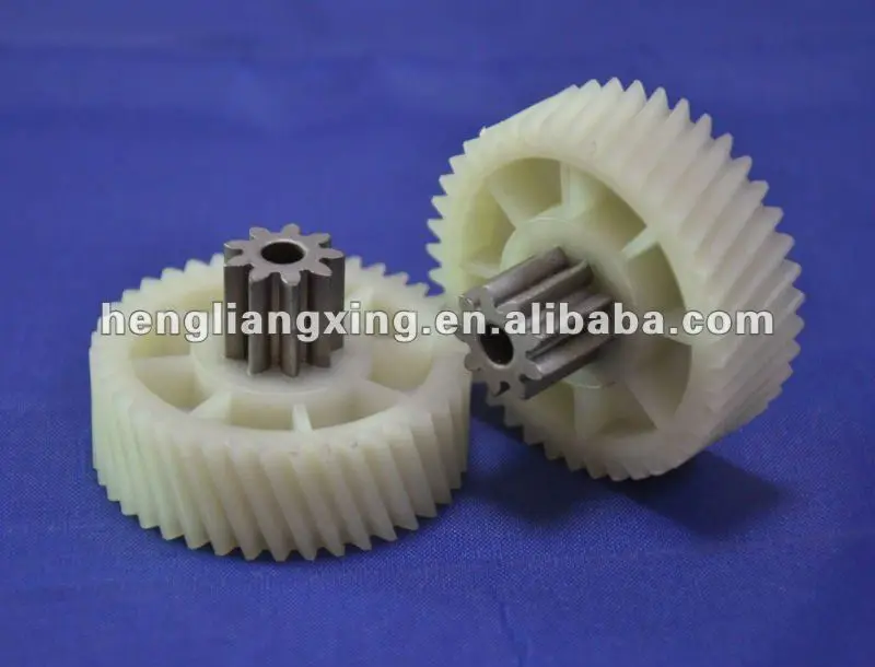 Insert Molding Nylon Helical Gear with Metal Shaft for Machine