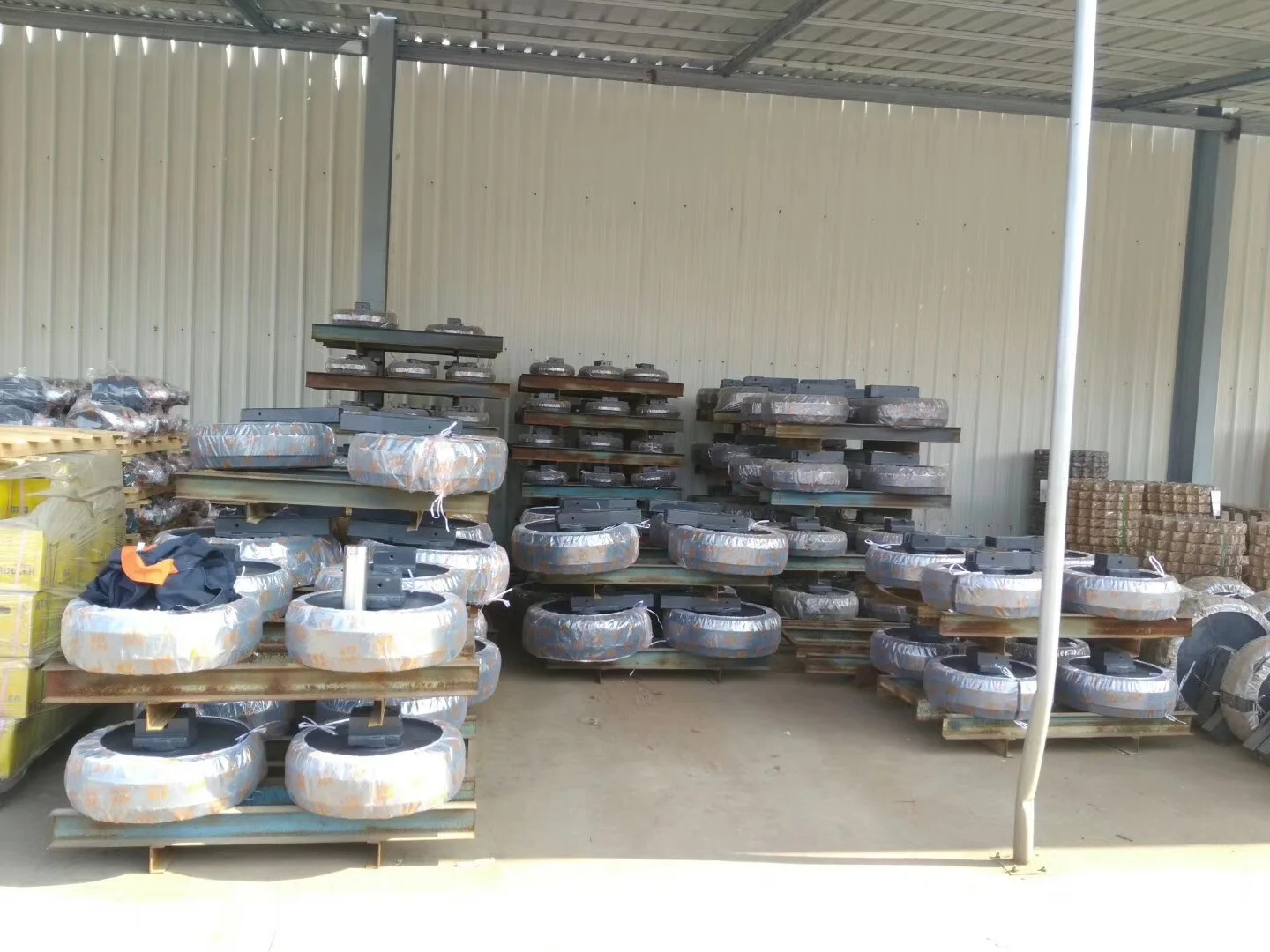 Front Idler For D40p-2 650j D53 D3c/d3g Front Idler 6s3277 D5/d5b Zx120 ...