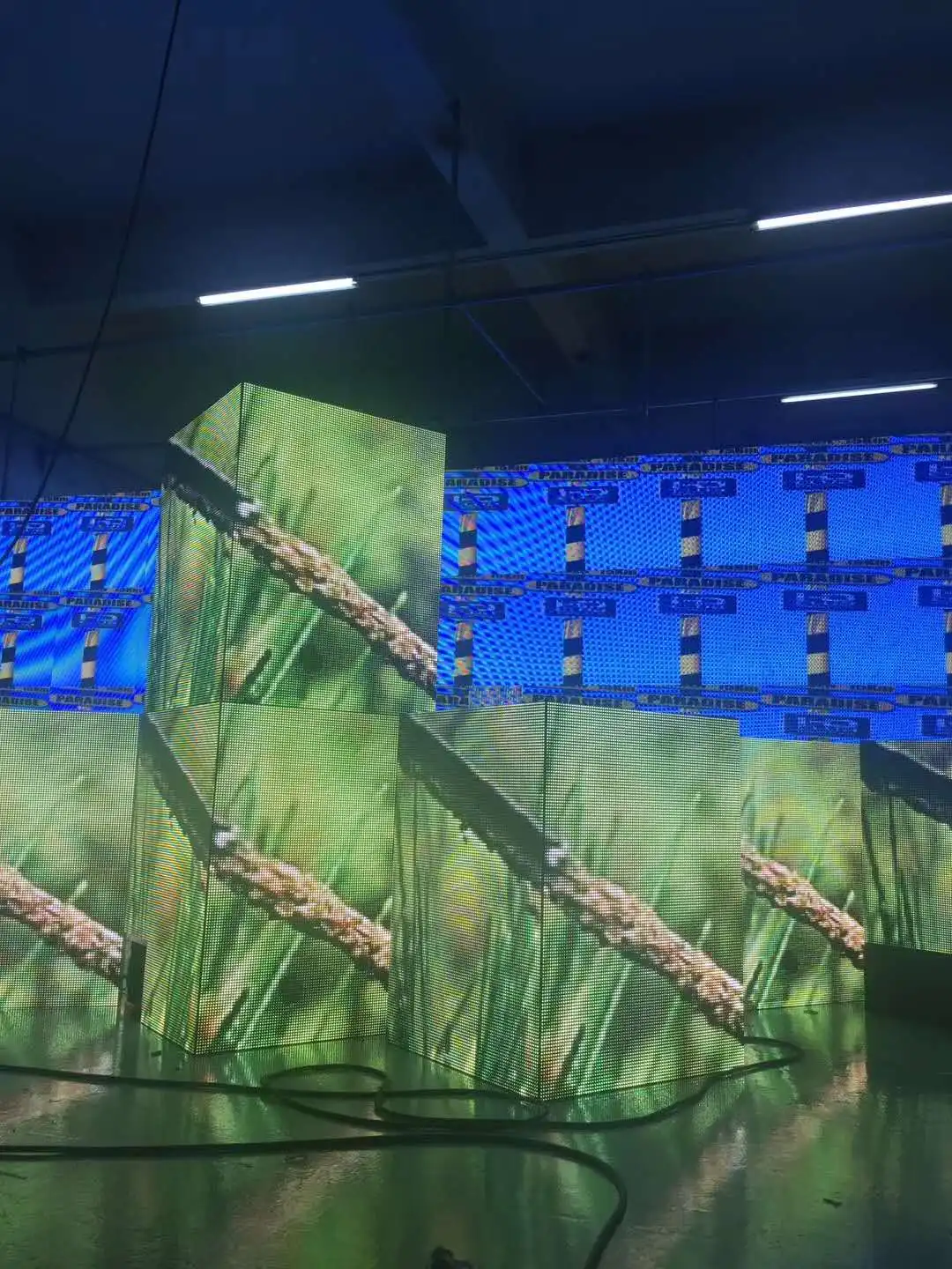 Outdoor Wall Mount Led Display Screen L Shape 90 Degree Corner Seamless ...