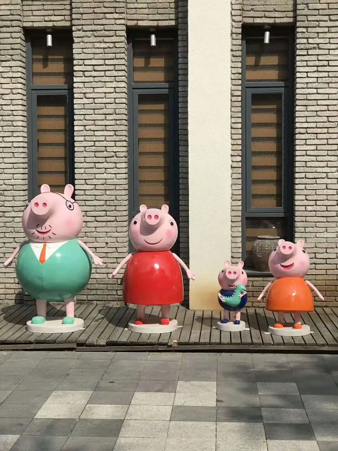 Life-size Cartoon Pig Statue Fiberglass Animal Pig Sculpture In Garden ...
