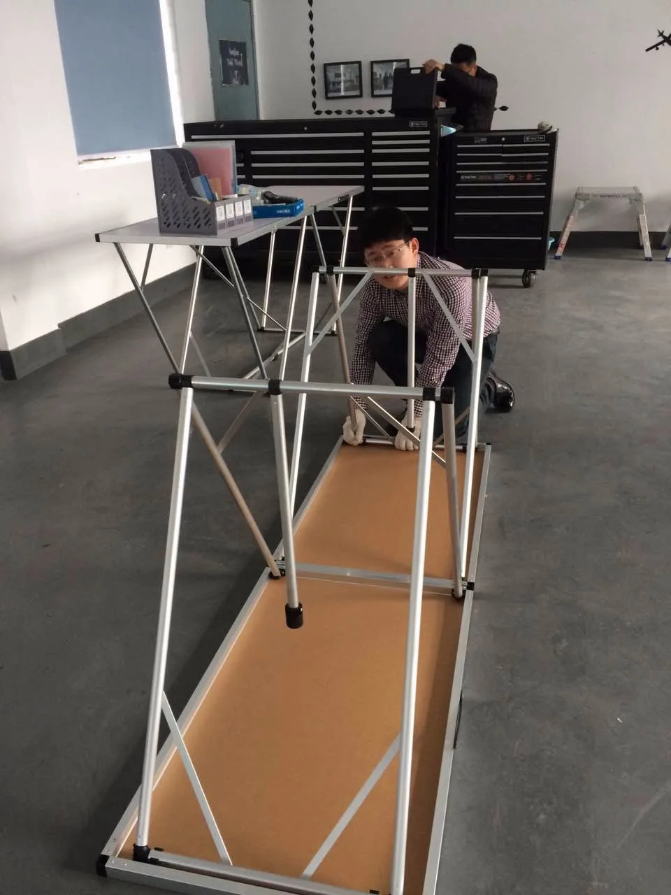 3M Aluminum Folding Wall Paper Table - Durable & Stylish