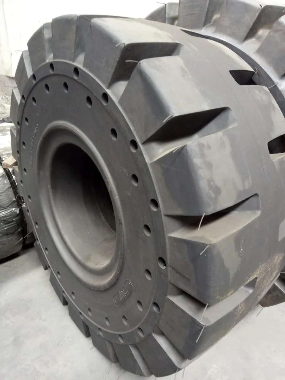 Solid Tire 17.5-25 20.5-25 23.5-25 26.5-25 L5 Pattern - Buy Solid Tyre ...