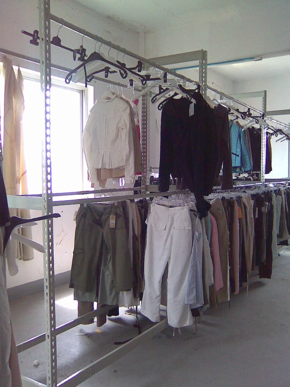 Clothes Shelving with Hanging Round Bar for Laundry Stores