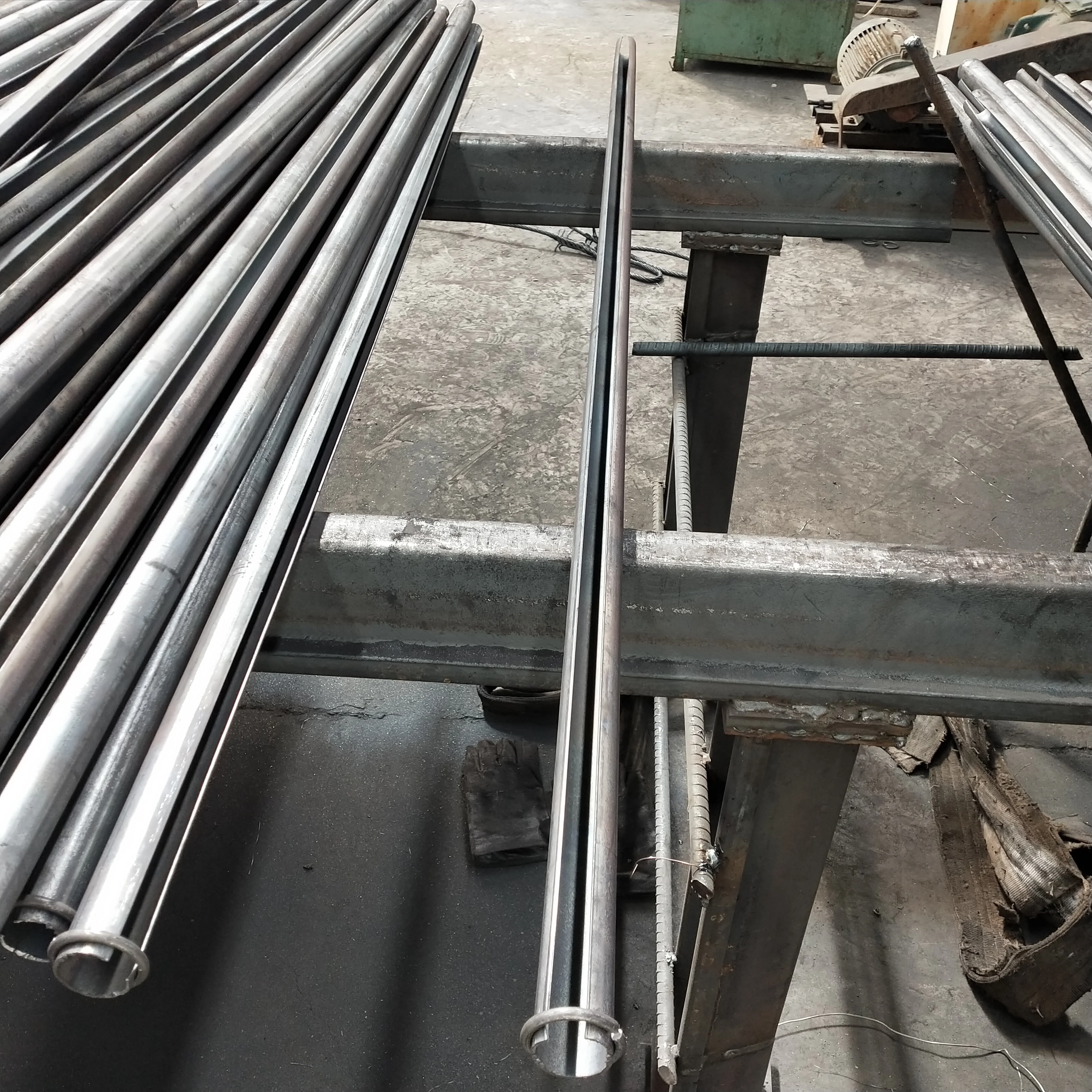 Black and Galvanized Split Set - Rock Bolts for Tunneling