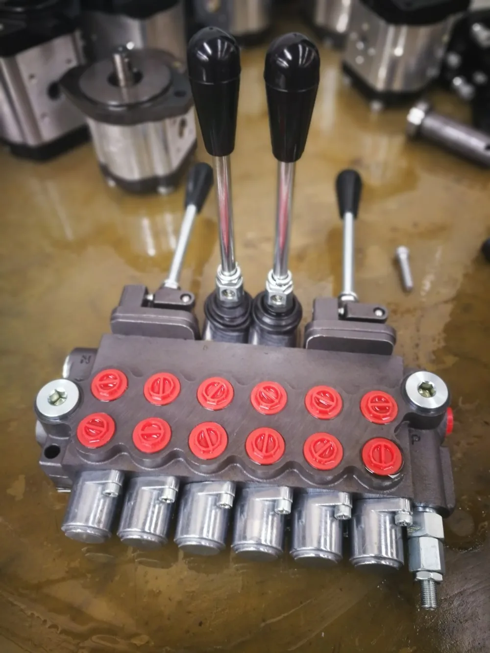 P40 Joystick Hydraulic Monoblock Control Valves 40lpm 6 Banks For Front ...