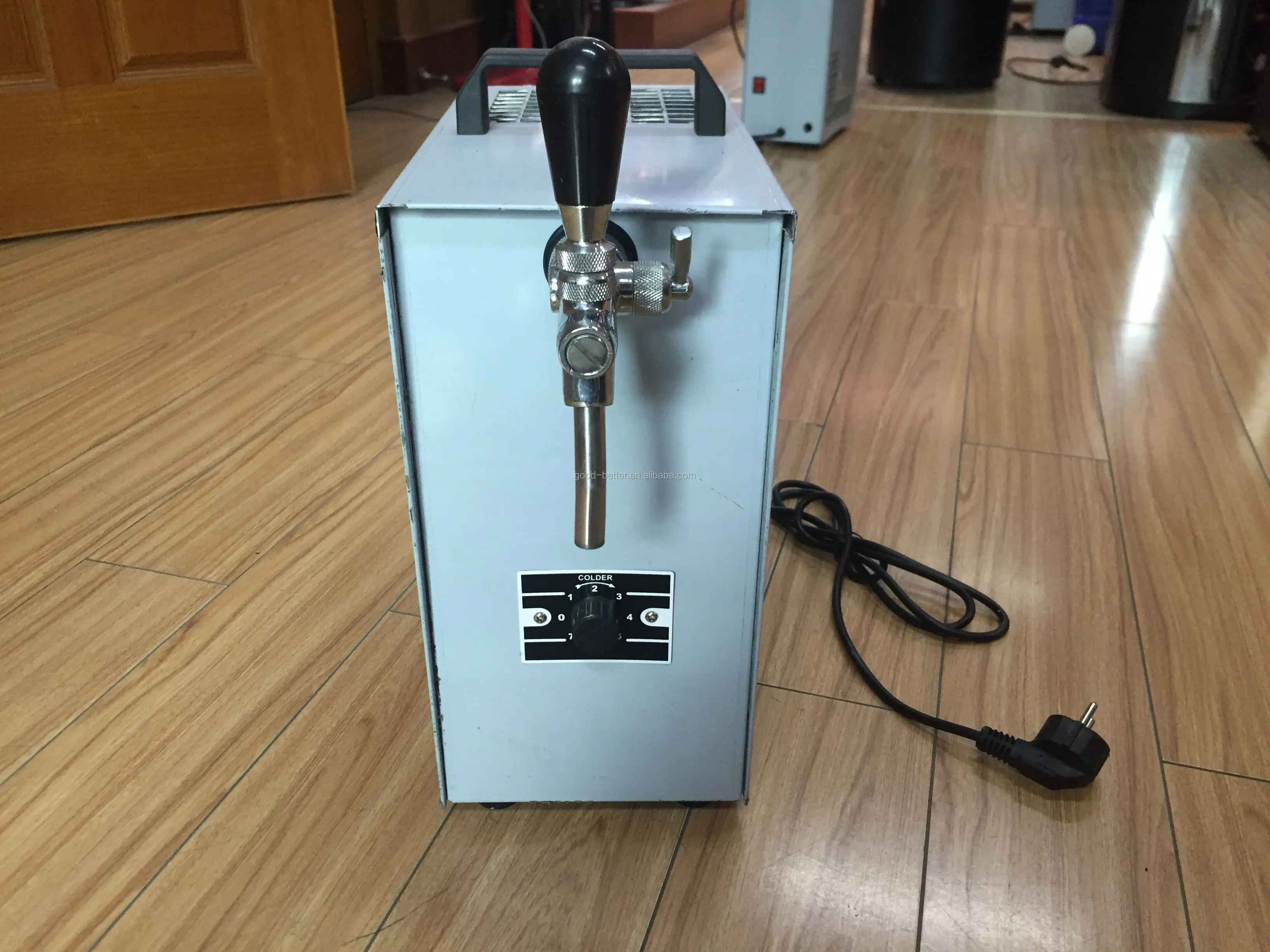 GB105001 Countertop Dry Contact Beer Cooler - 421W Compressor