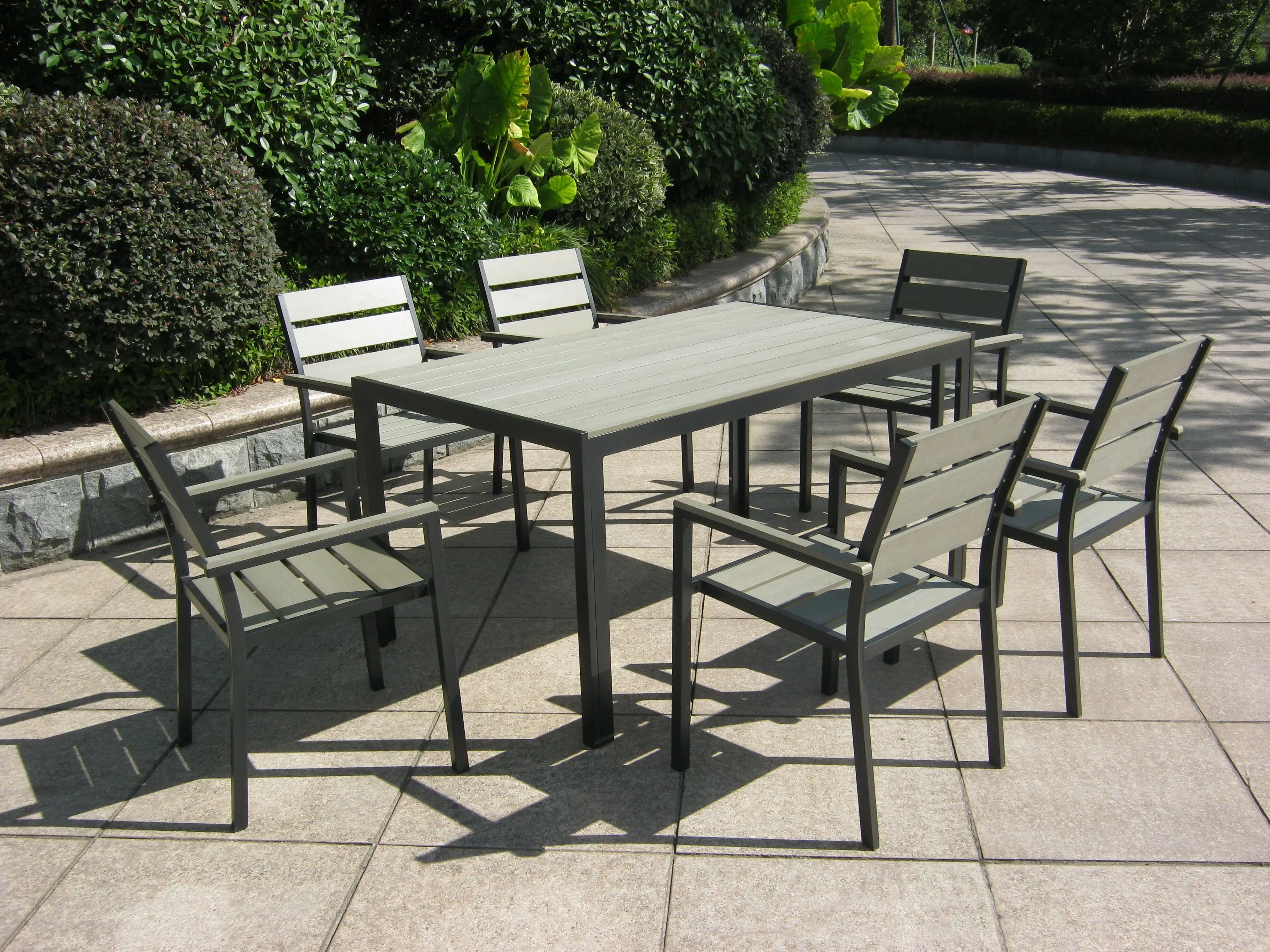 Uplion 도매 현대 야외 식탁 정원 안뜰 호텔 용 플라스틱 목재와 알루미늄 프레임 Kd 자체 조립 디자인