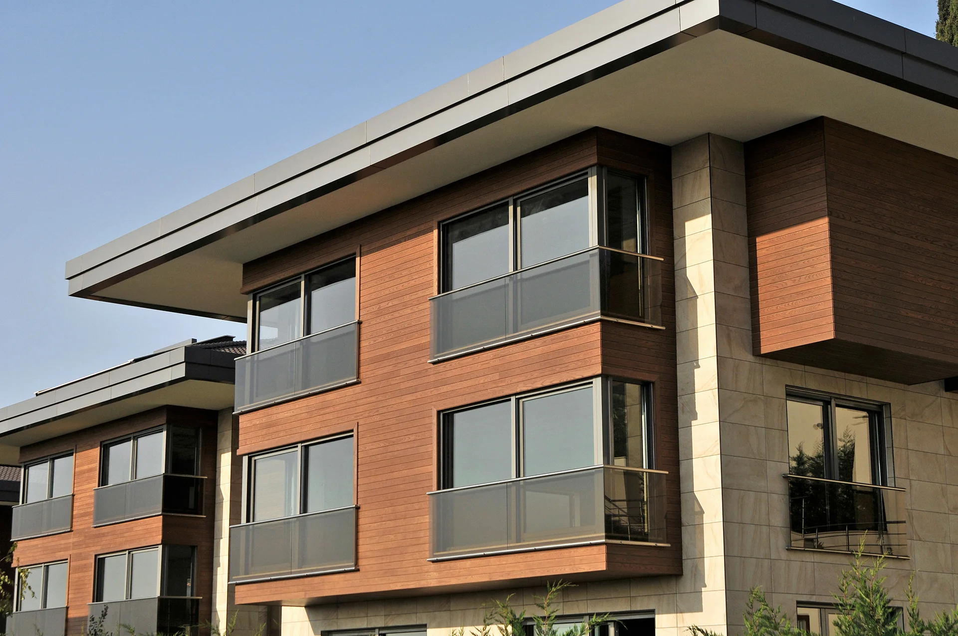 Dark Thermo Ash Outdoor Wall Cladding for Villas, 5-Year Warranty, OEM