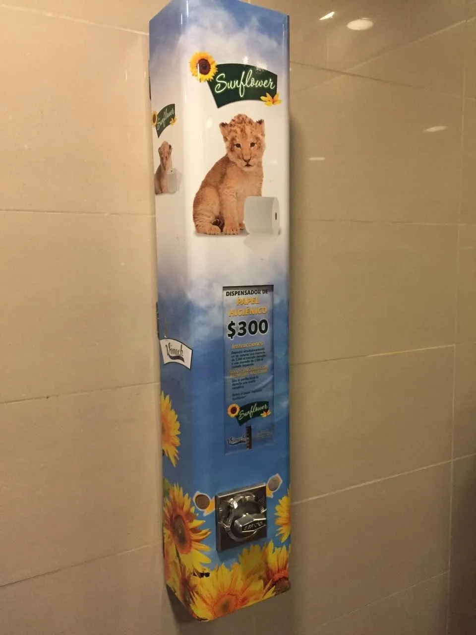 Easy Operated Mini Mechanical Tissue Vending Machine For Public Place ...