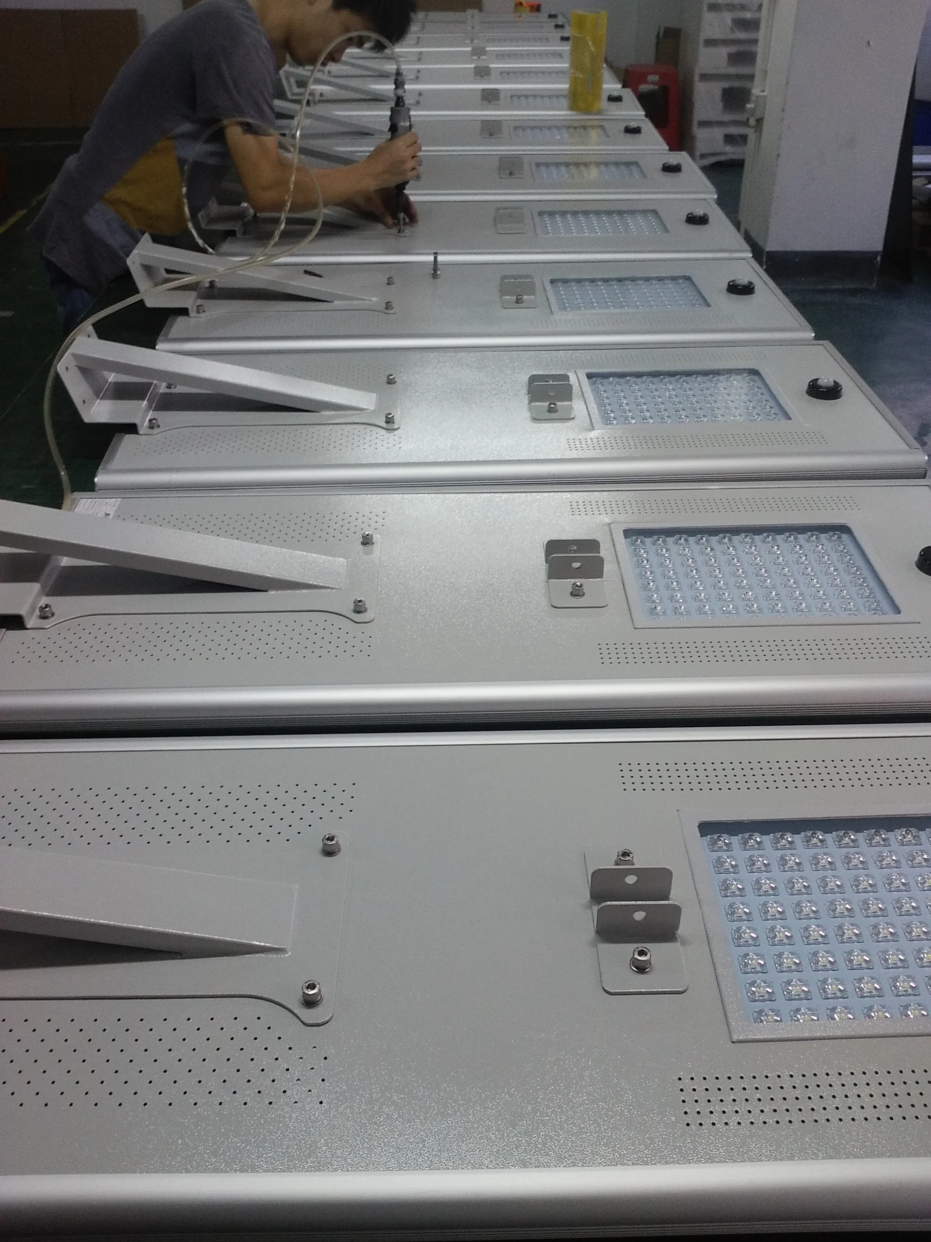 Solar Heat Lamp for Greenhouse - Efficient Power Solutions