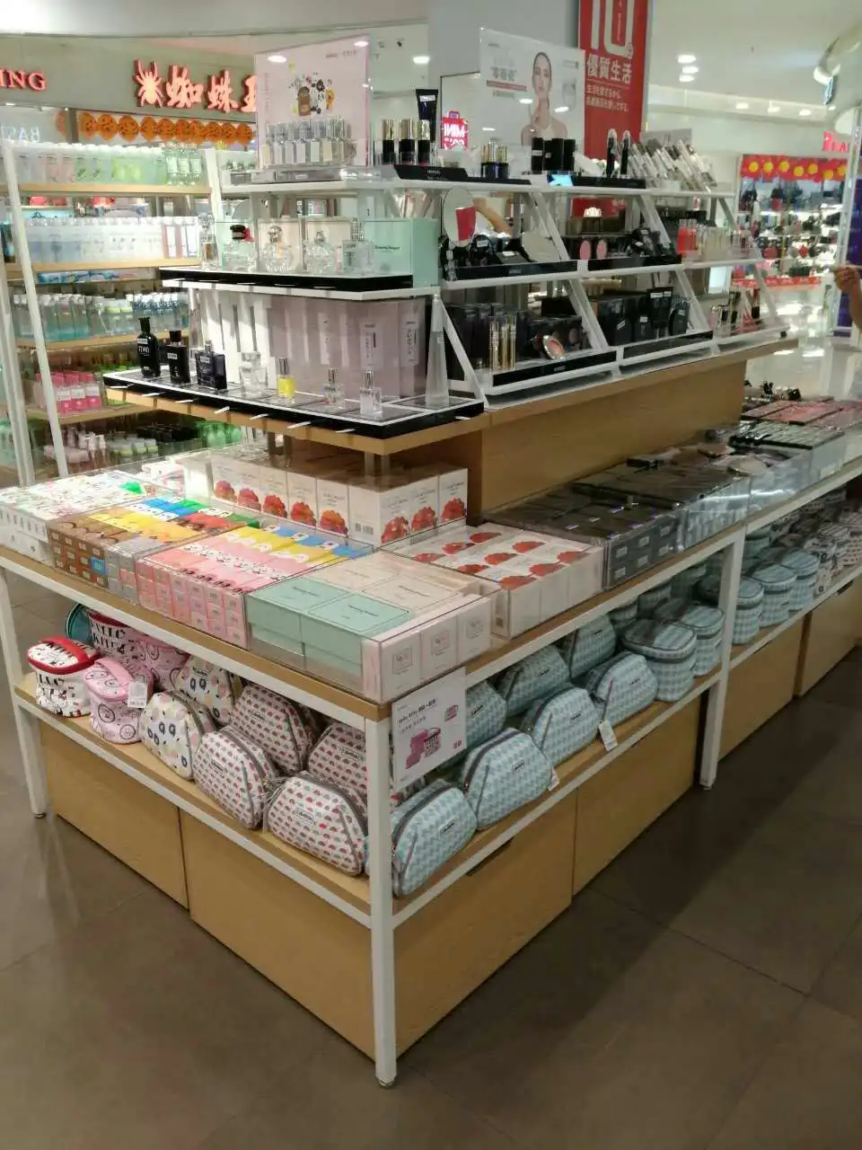 Mini Store Layout 3D - Gift Shop Floor Plan & Display Racks