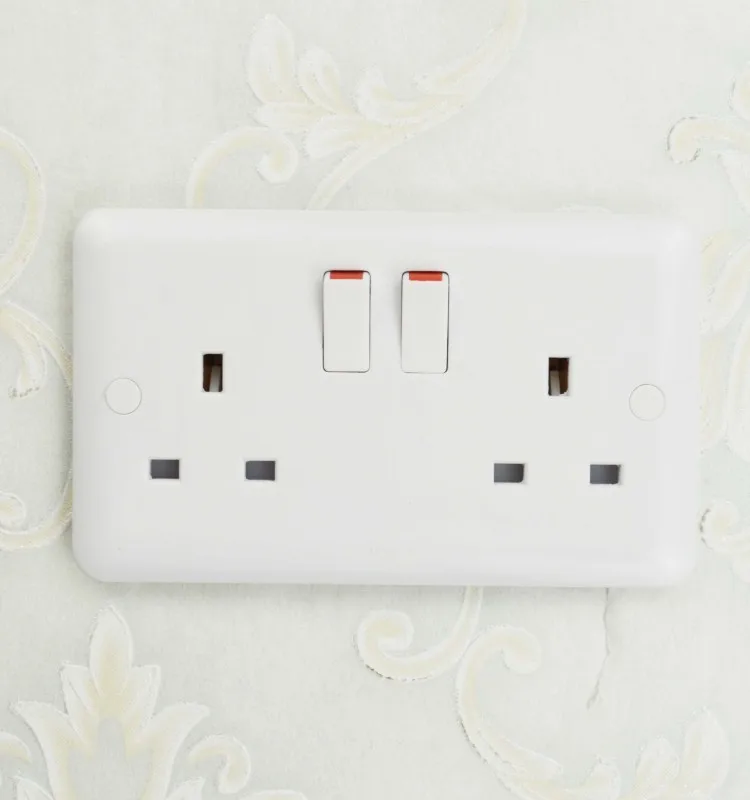 BS 1363 White 2 Gang Double 13a Twin Switched Socket
