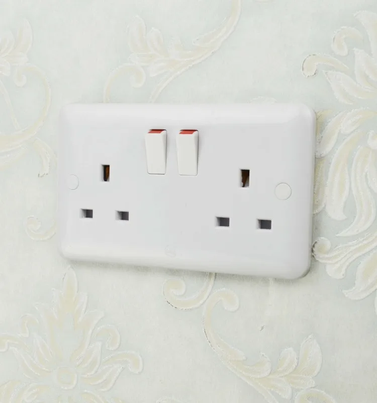 BS 1363 White 2 Gang Double 13a Twin Switched Socket