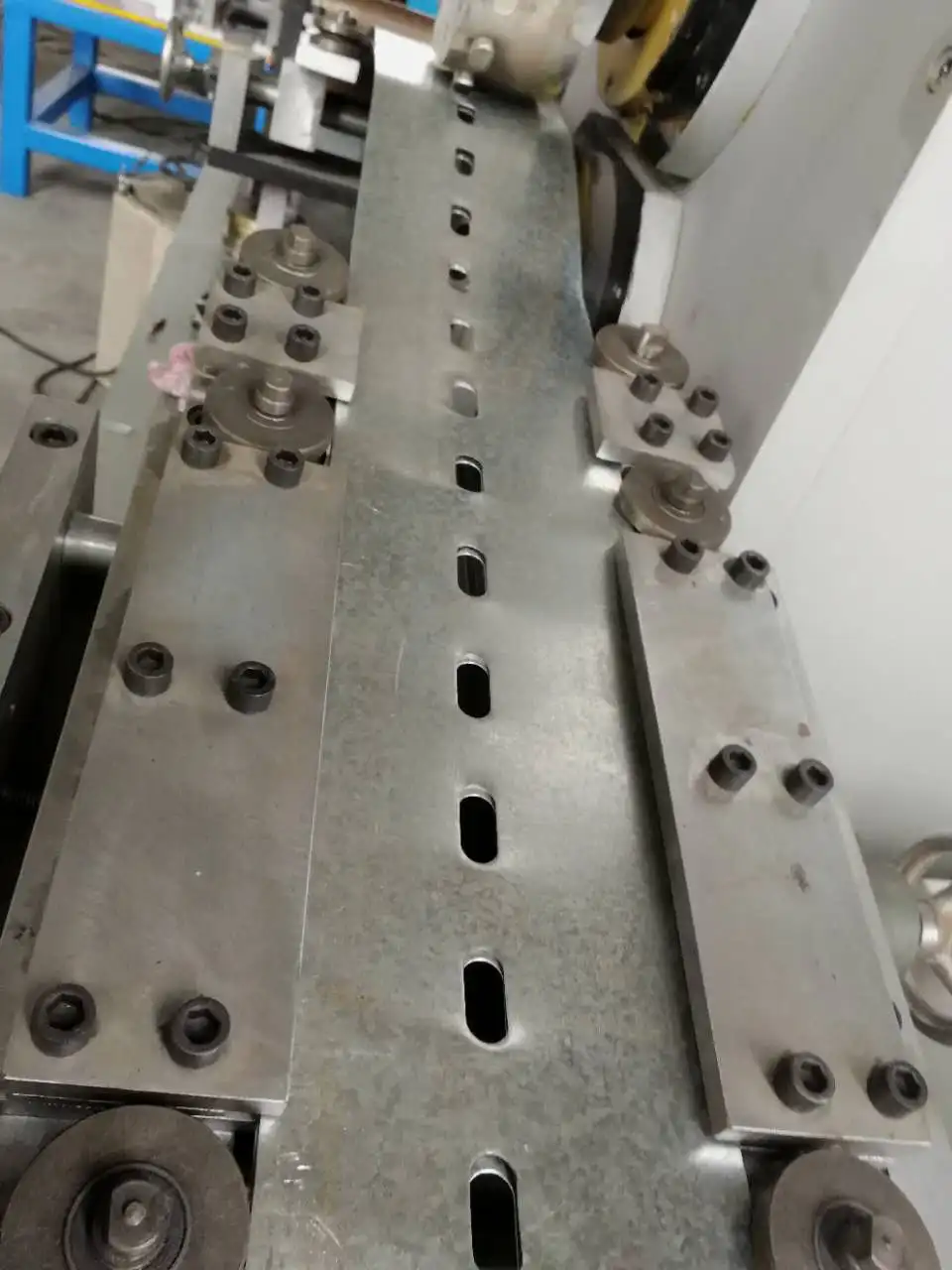 Iron Corner Roll Forming Machine with Rotary Punching System