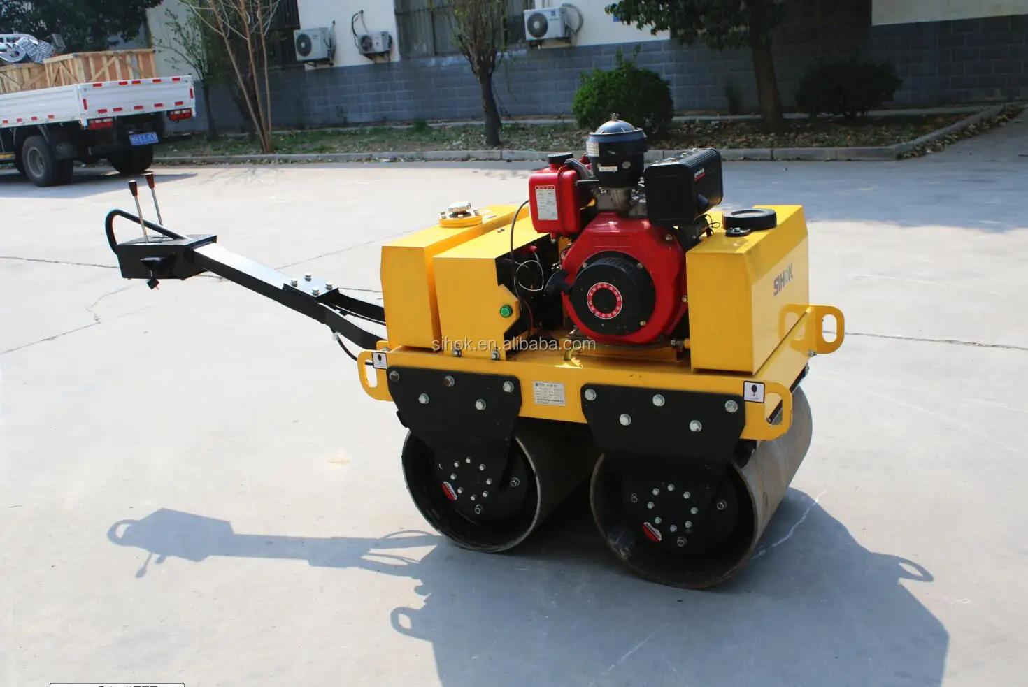 Recién pavimentada césped compactador de mini mano asfalto rodillo ...