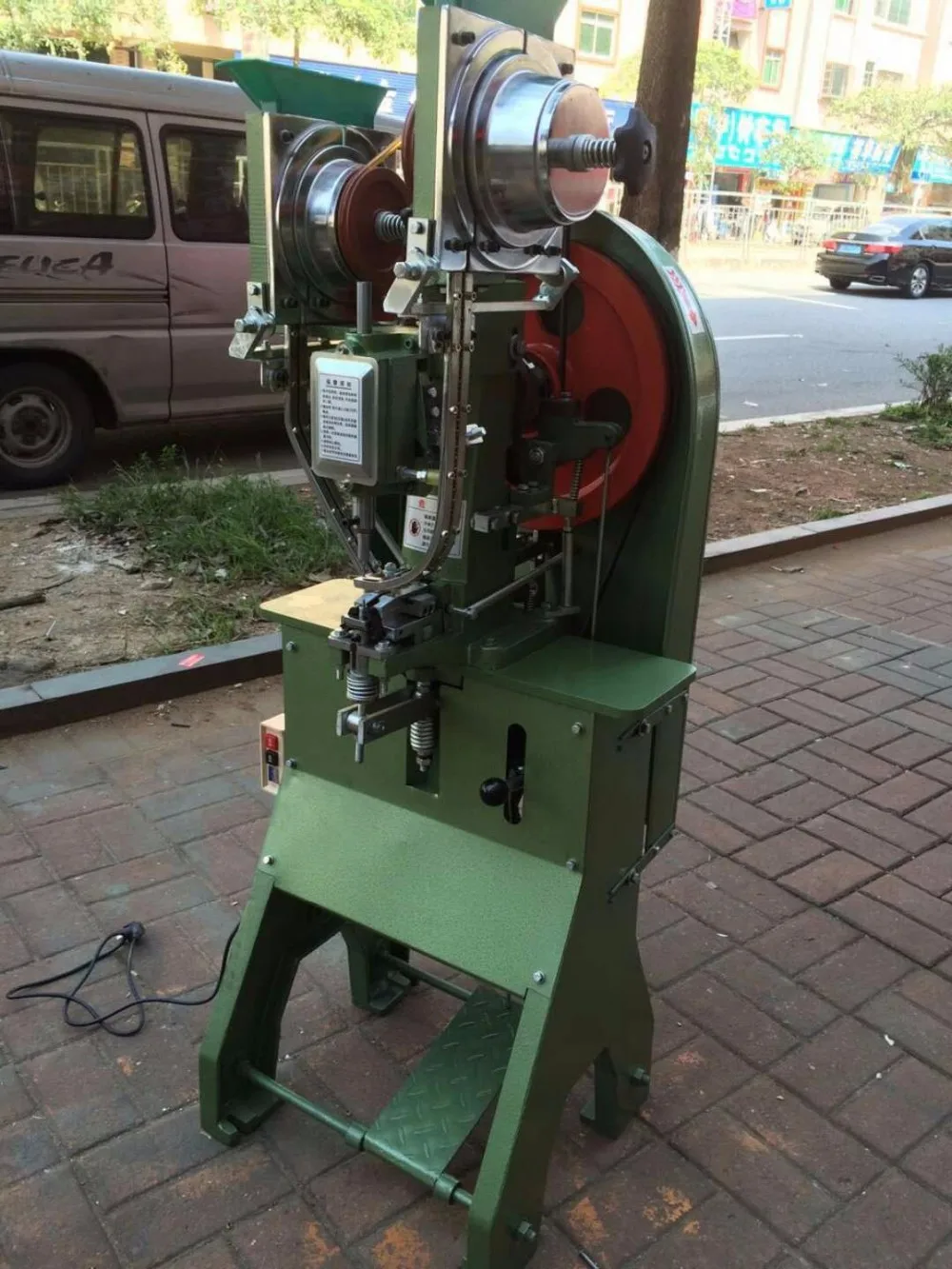 Automatic Metal Jeans Eyelet Button Punch Attaching Pressing Machine ...