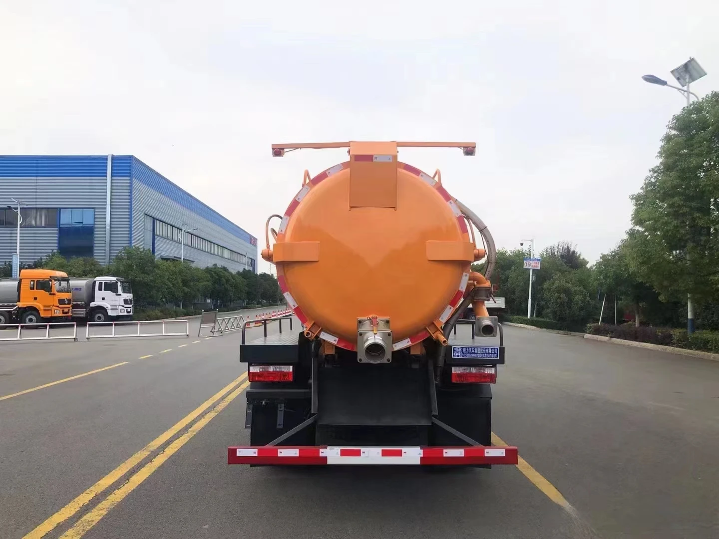 Suction Car 10m3 6-wheel 4x2 Dongfeng Vacuum Sewage Car Suction Car ...